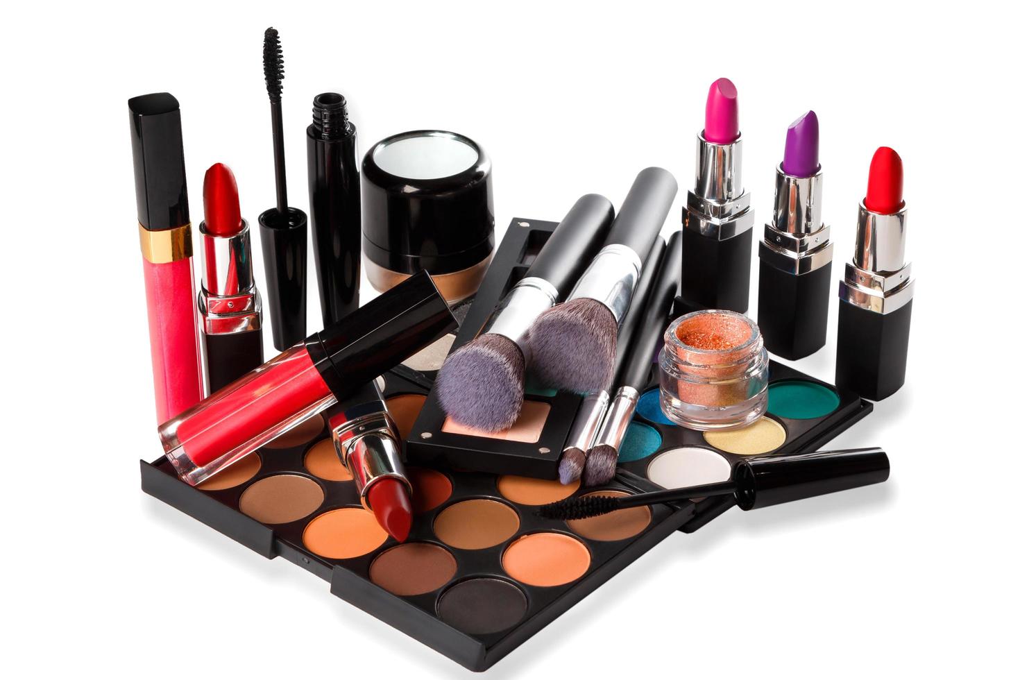 Makeup Mastery: Contour Before or After Foundation? The Definitive Guide